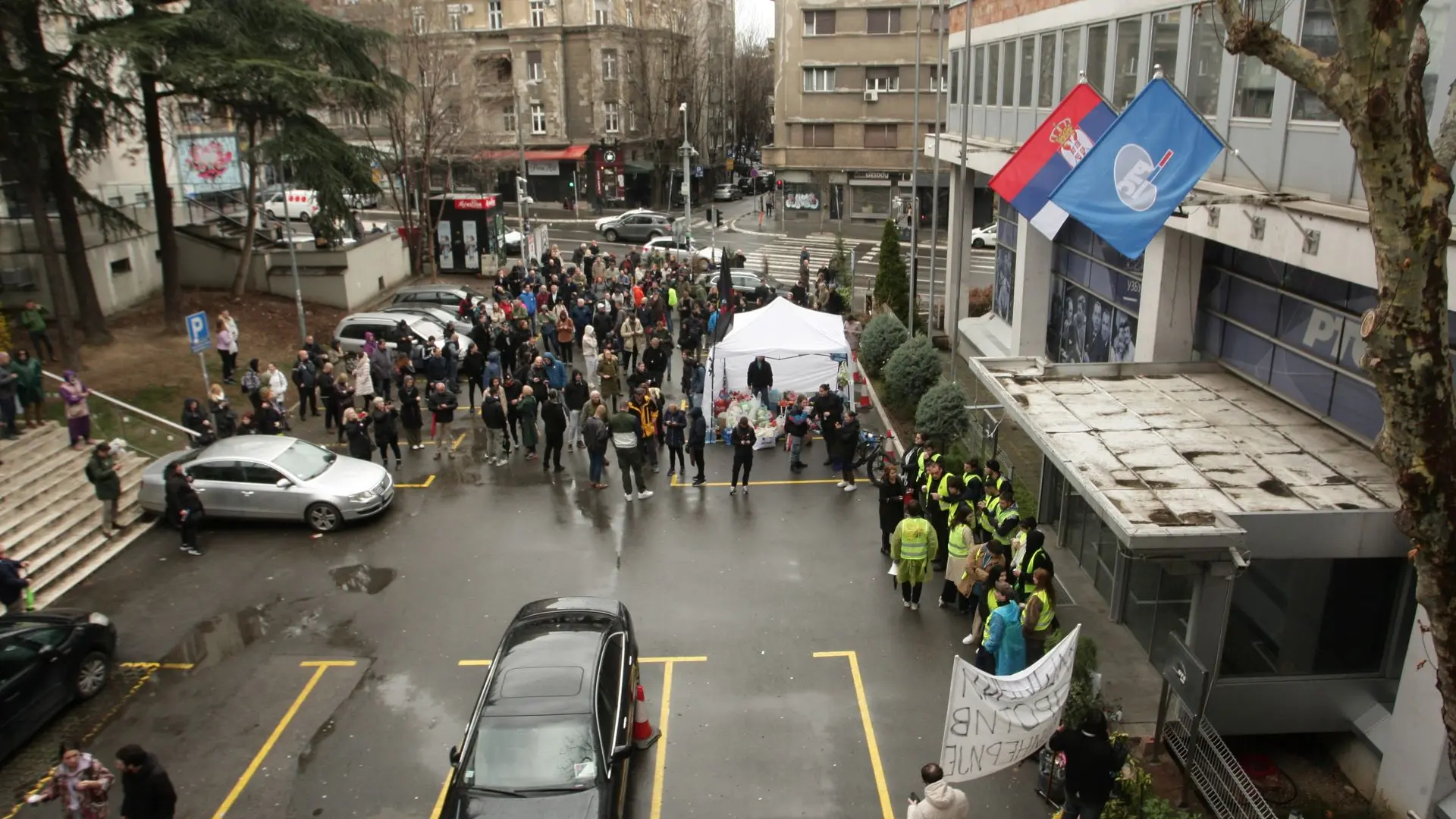 Traje blokada zgrada RTS-a i RTV-a: Žandarmerija i na Košutnjaku